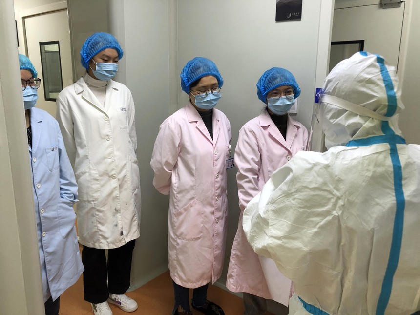 齐康医学检验所实验室开展防护服穿脱考核
